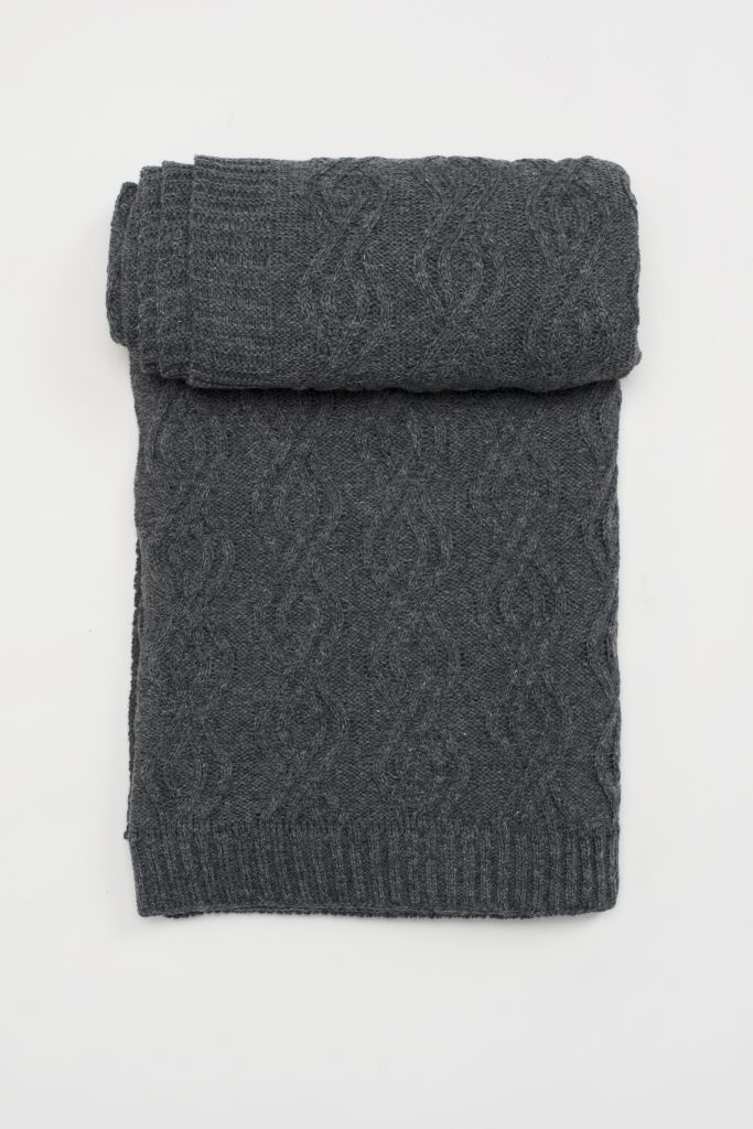 WOOLLEN CABLE THROW - Nordic Swan Living