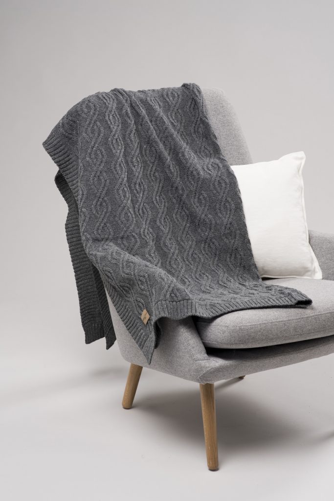 WOOLLEN CABLE THROW - Nordic Swan Living